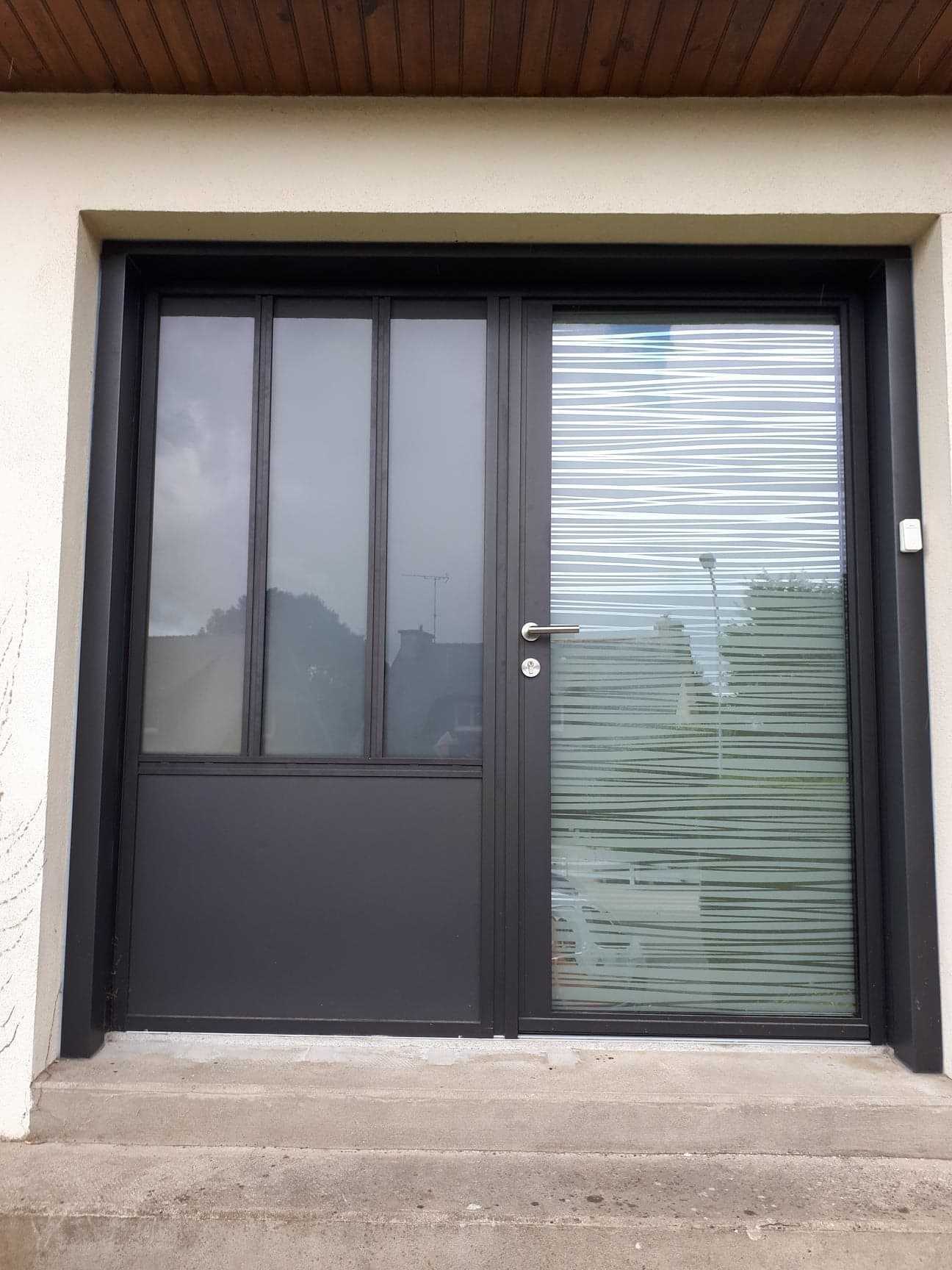 Installation porte d'entrée et vitrage châssis fixe - Quintin